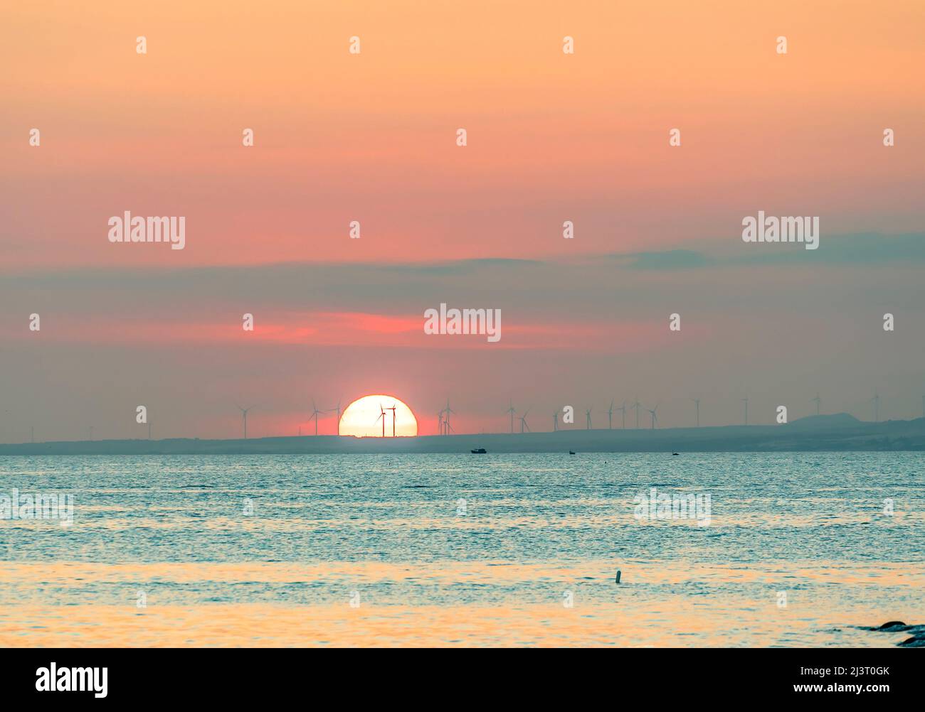 Golden sun descends on horizon hi-res stock photography and images - Alamy