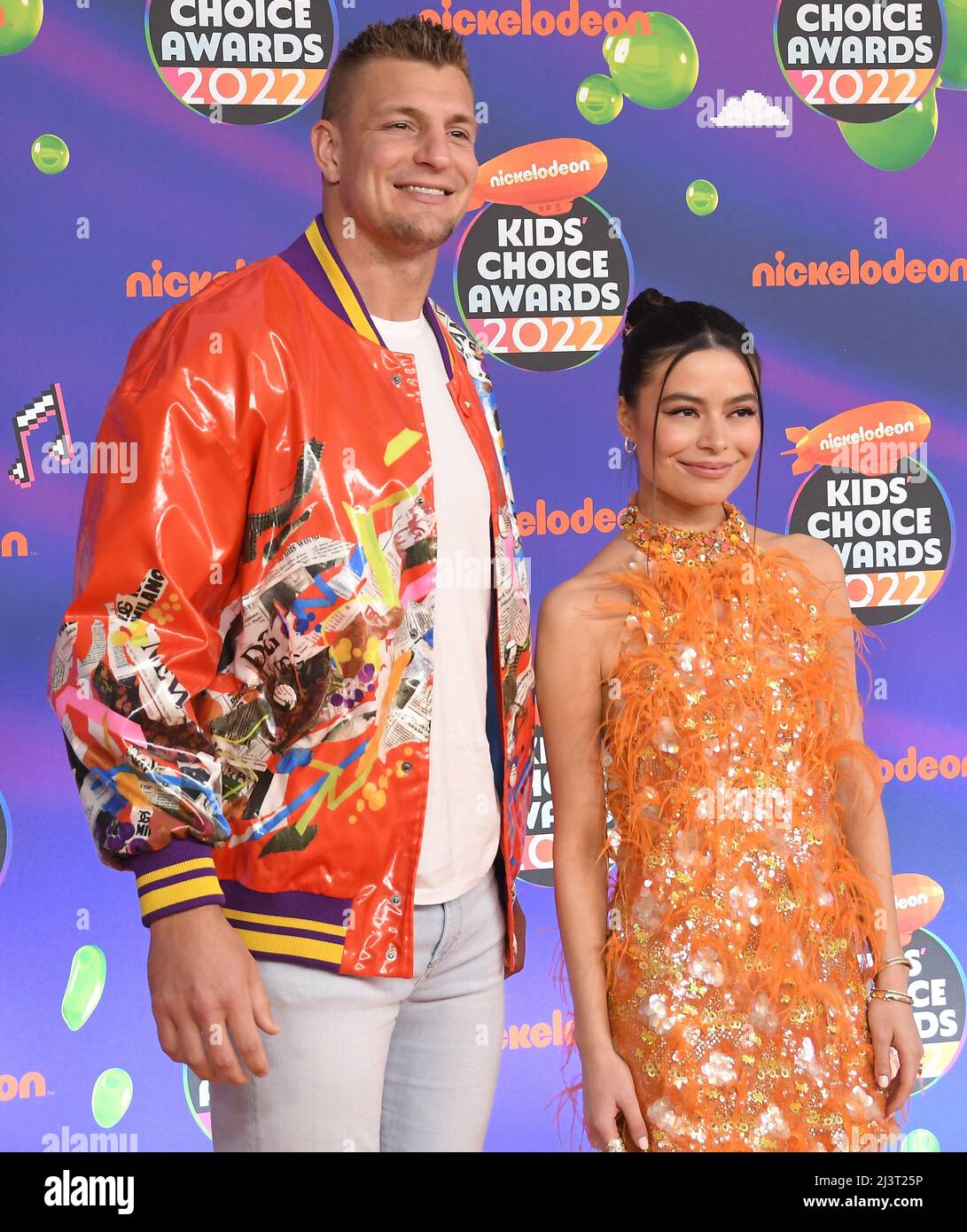 (L-R) Rob Gronkowski and Miranda Cosgrove arrives at the 2022 ...