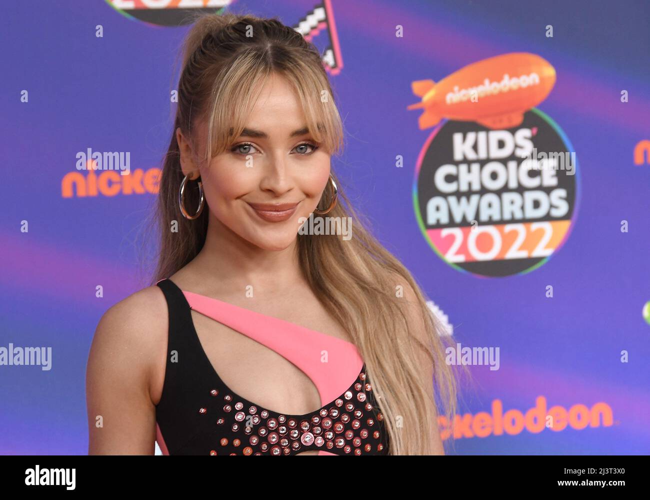 Sabrina Carpenter arrives at the 2022 Nickelodeon Kid's Choice Awards ...