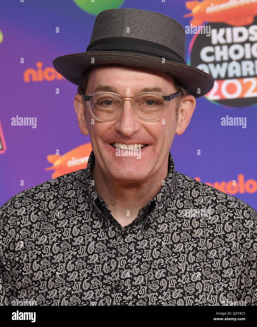 Tom Kenney arrives at the 2022 Nickelodeon Kid's Choice Awards held at ...