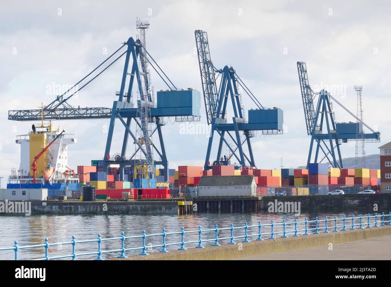 Container ship offloading hi-res stock photography and images - Alamy