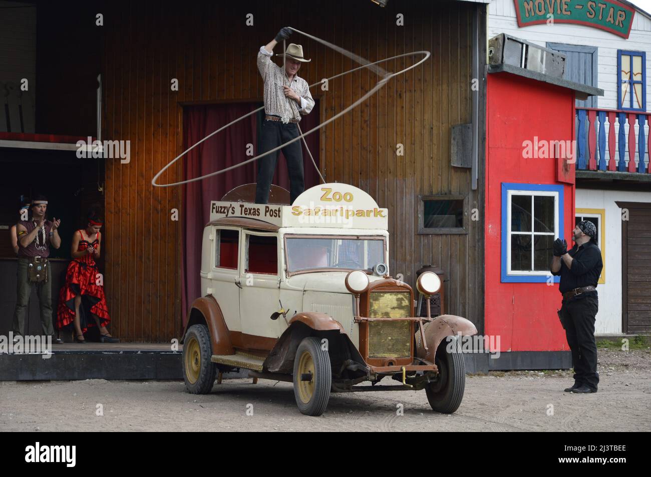 Throwing a lasso throwing a rope hi-res stock photography and images ...