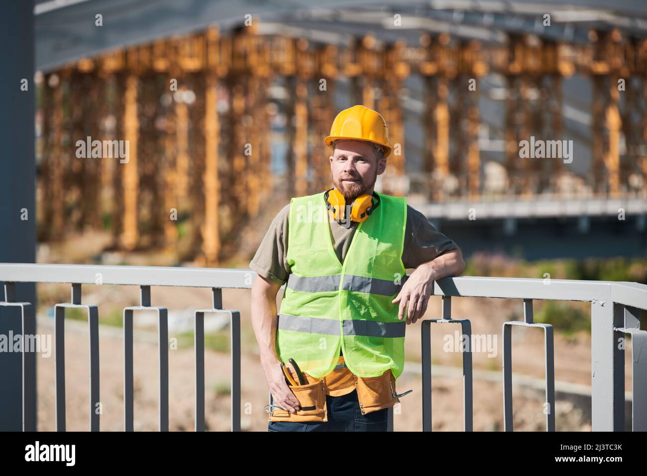 Waist up portrait of cheerful Middle-Eastern construction worker ...