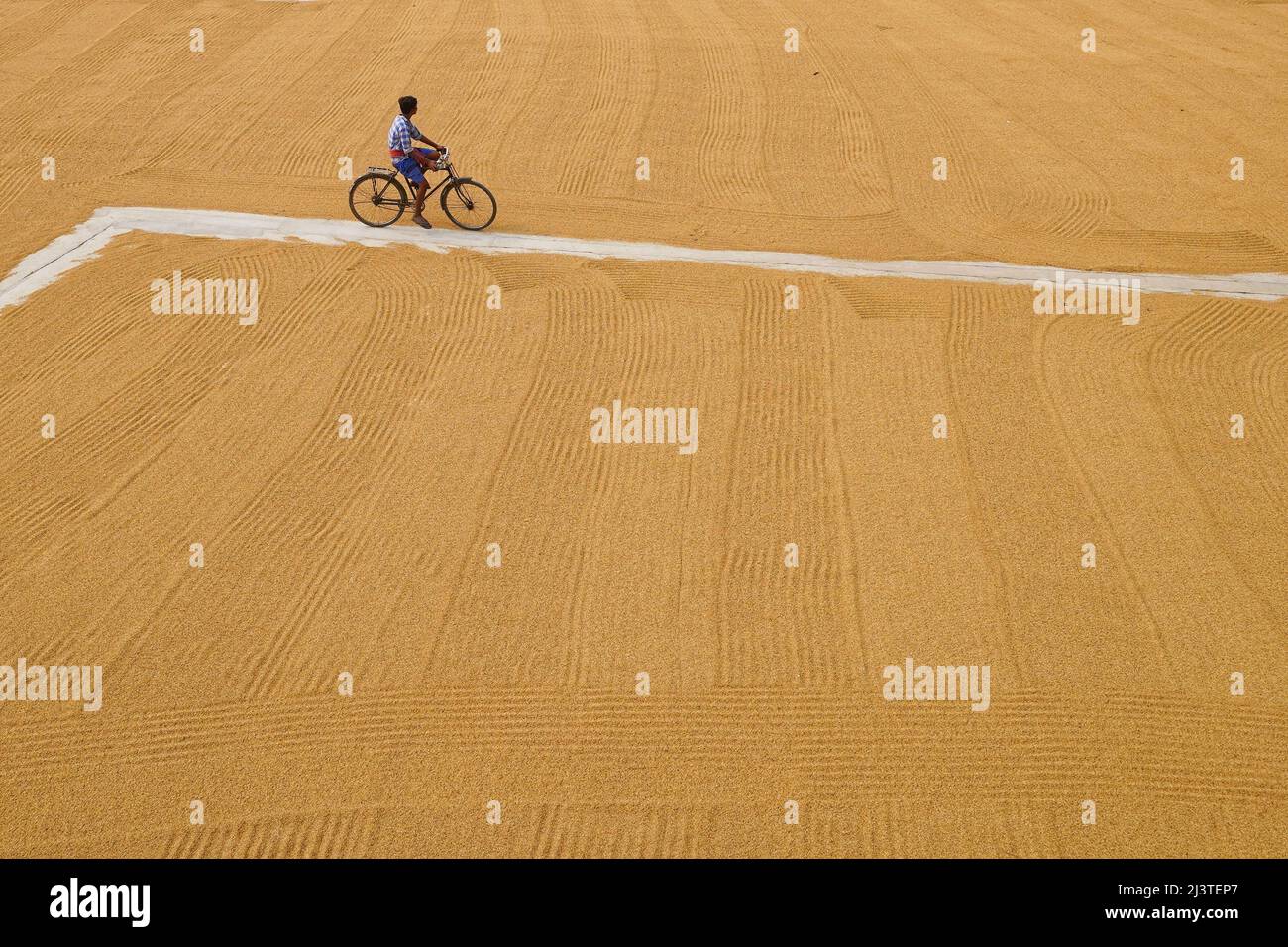 Cycle on the line Stock Photo - Alamy