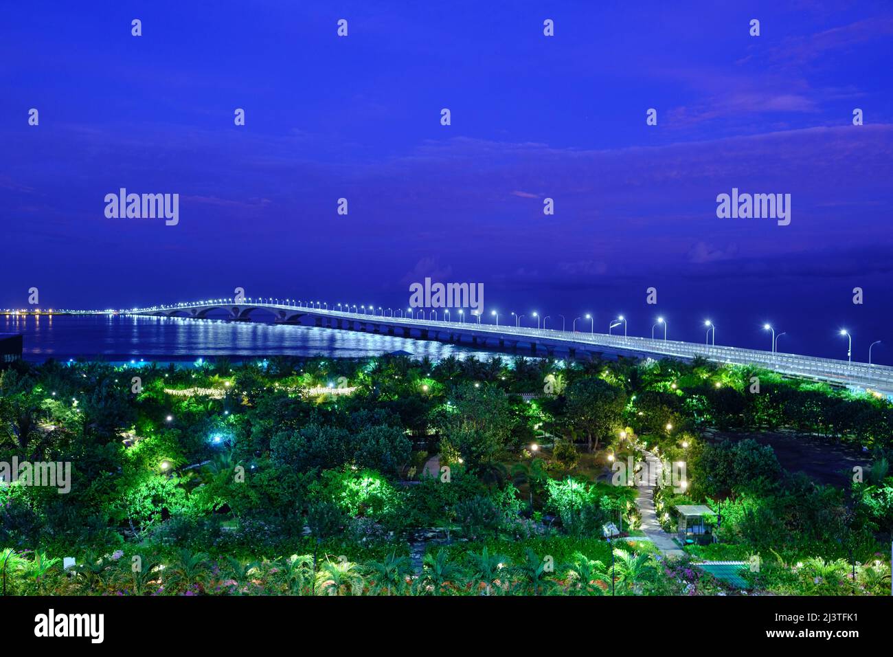 The Sinamalé Bridge, connecting Malé to Hulhulé and Hulhumalé in the ...