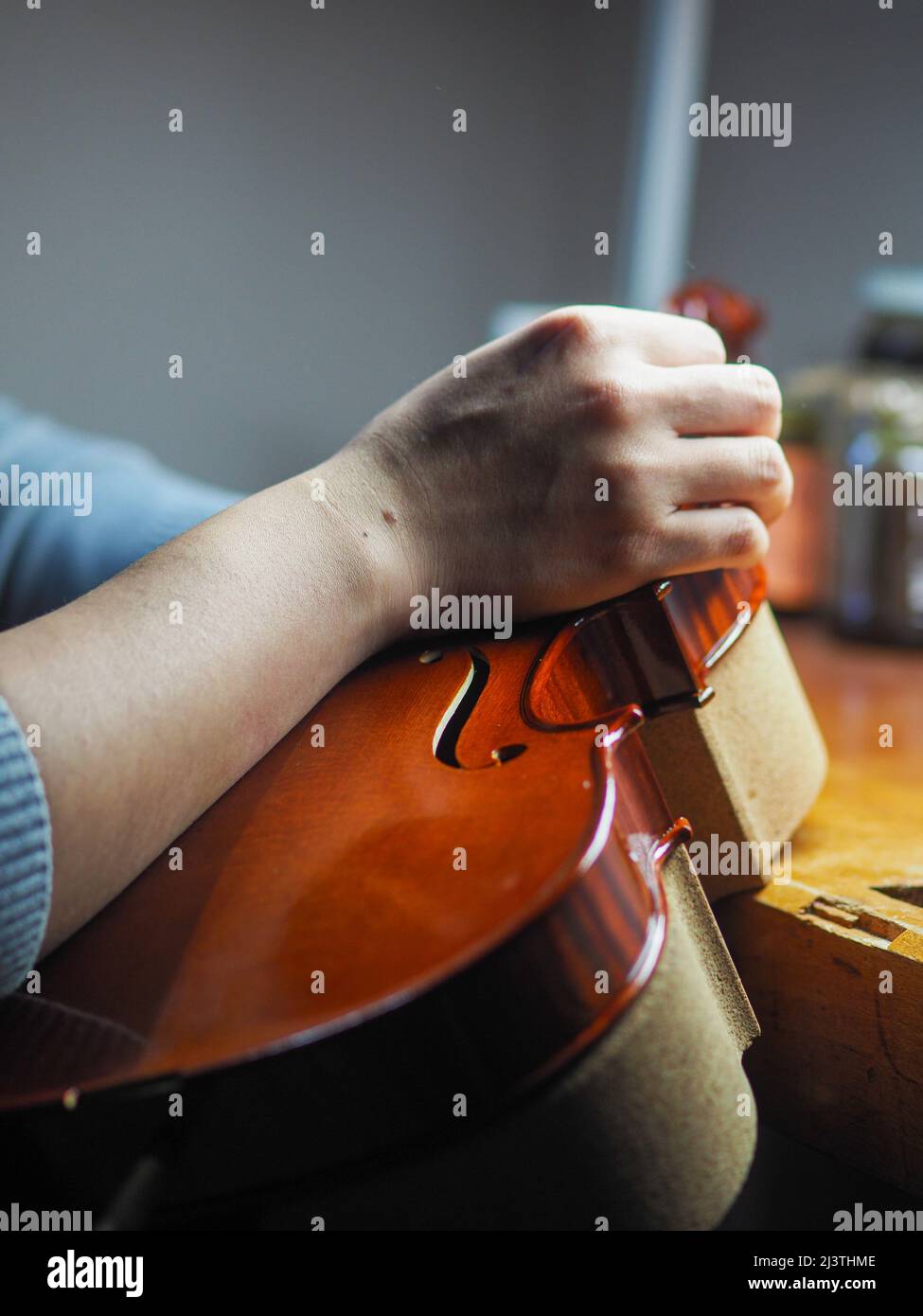 Luthier painting hi-res stock photography and images - Alamy