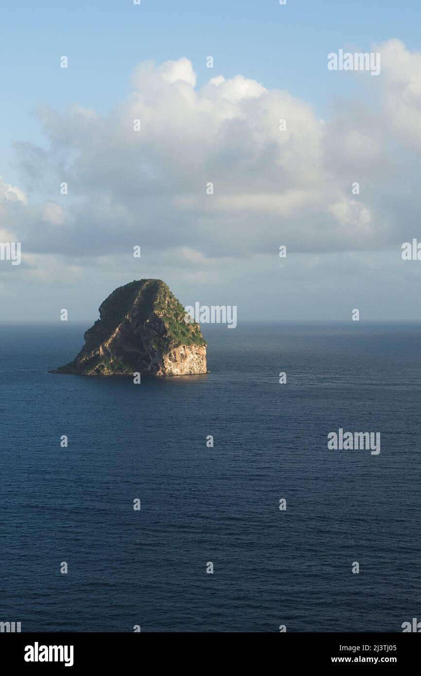 Martinique, Antilles, Outre-mer, Rocher du Diamant face au mémorial cap ...