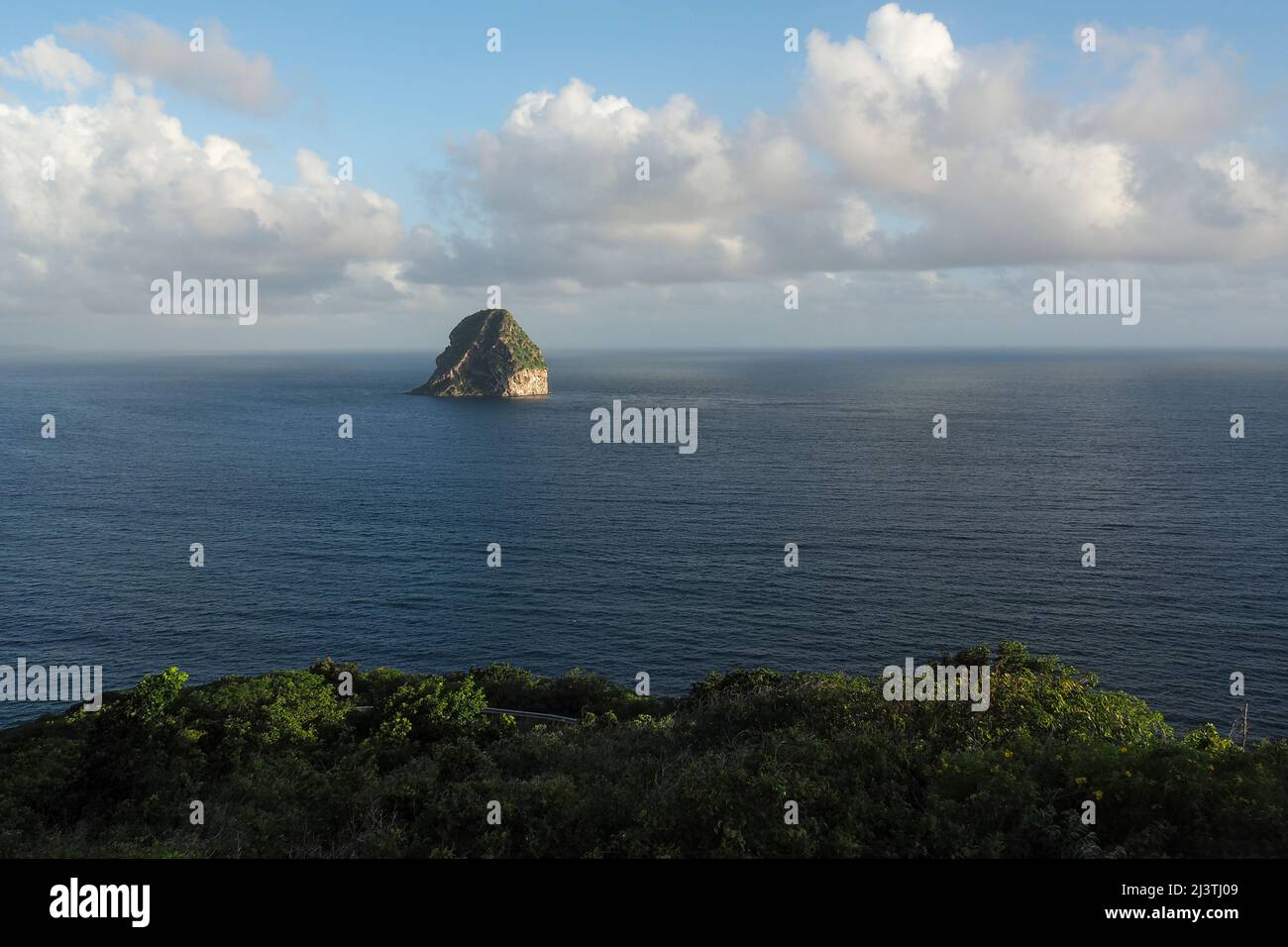 Martinique, Antilles, Outre-mer, Rocher du Diamant face au mémorial cap ...