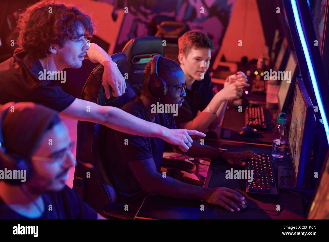 Focused on game hi-res stock photography and images - Alamy