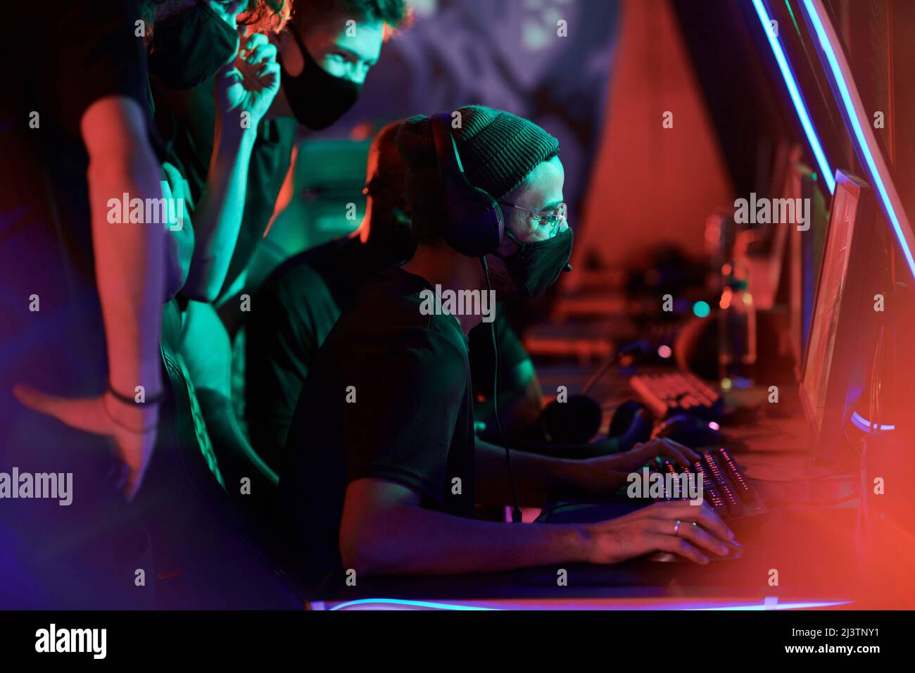 Young gamers hi-res stock photography and images - Alamy