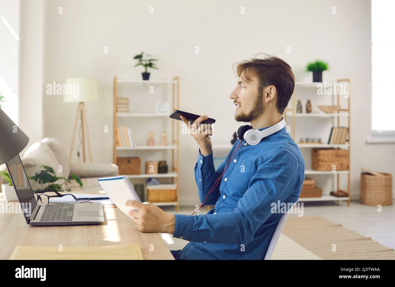 Man with recording device hi-res stock photography and images - Alamy