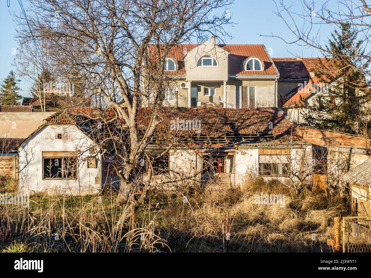 Dilapidated house on street hi-res stock photography and images - Alamy