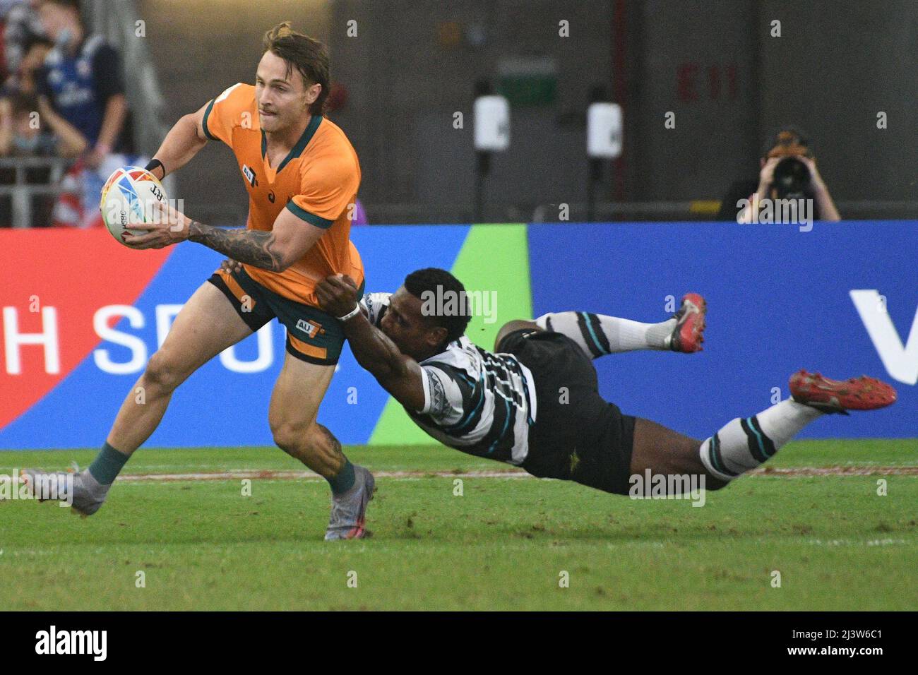 Singapore. 10th Apr, 2022. Corey Toole (L) of Australia competes during ...