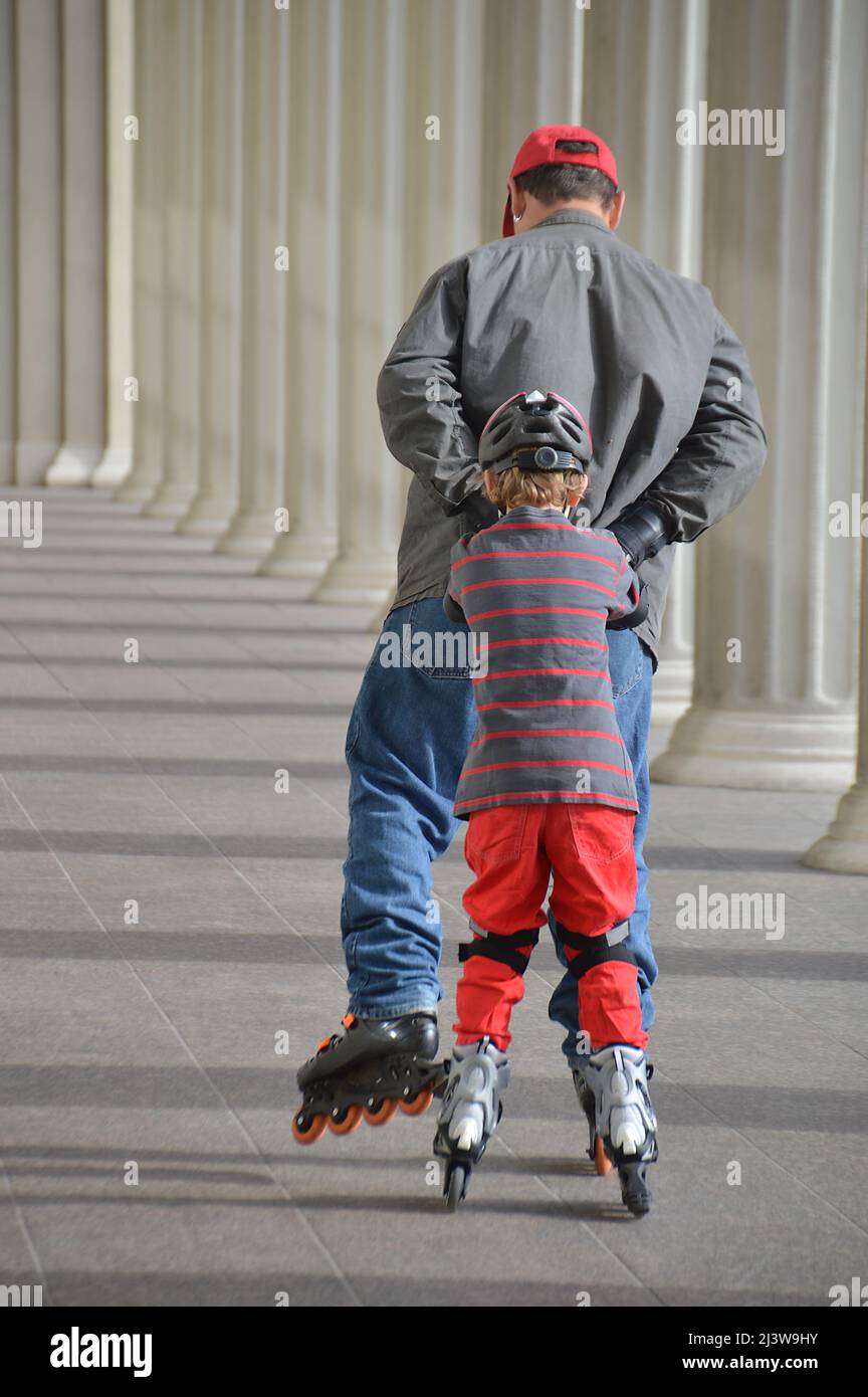 Inline skating family hi-res stock photography and images - Alamy