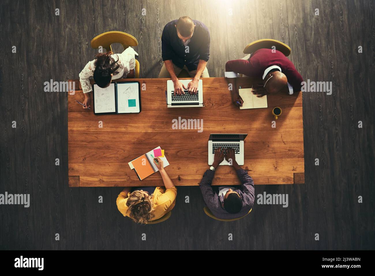 Teamwork table hi-res stock photography and images - Alamy