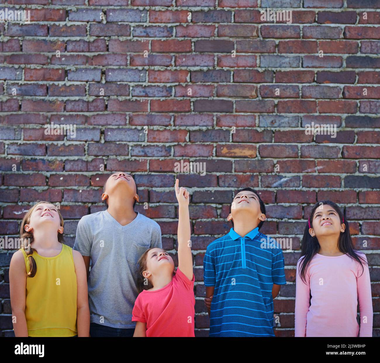 Children looking up hi-res stock photography and images - Alamy