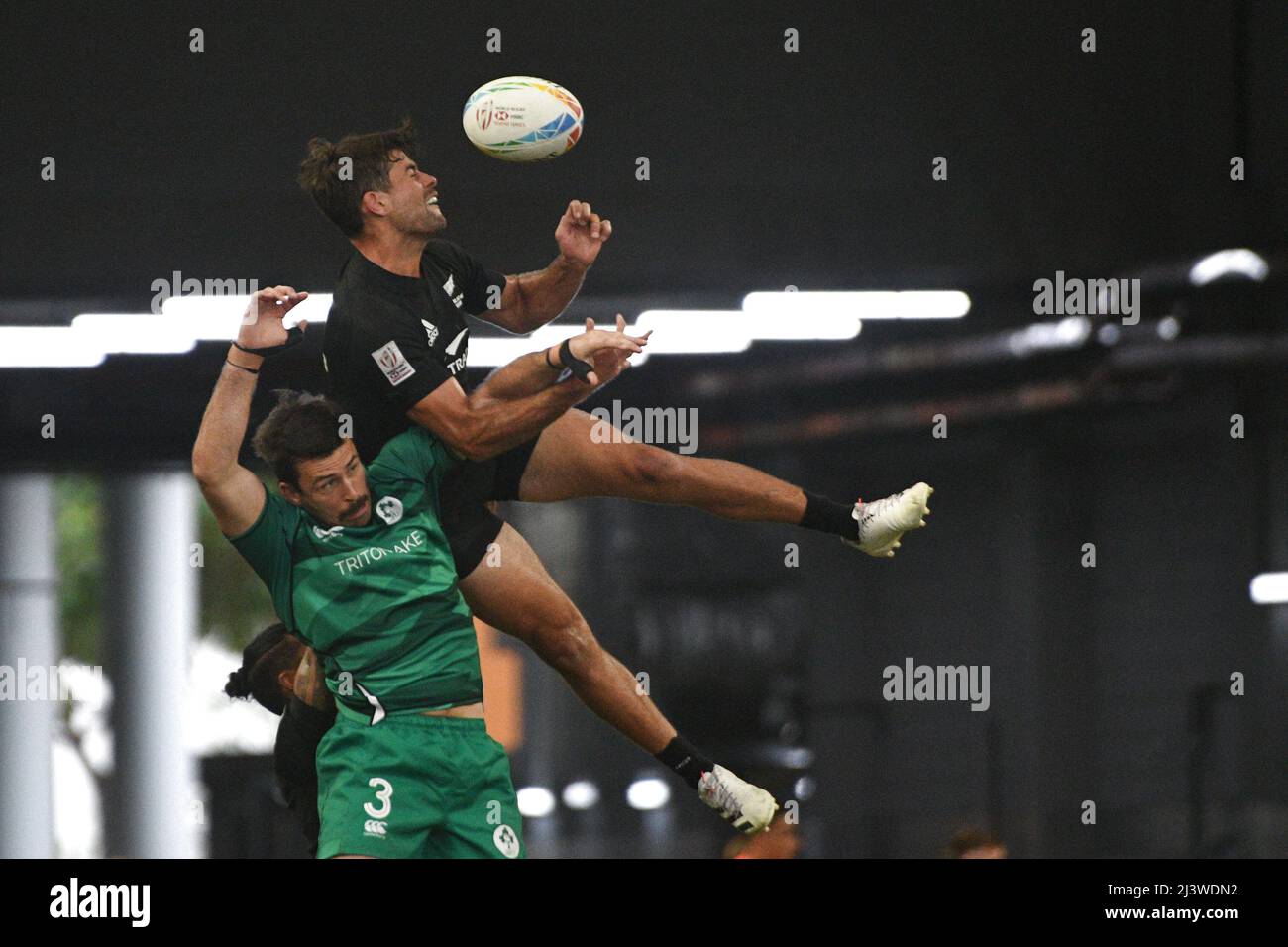 Singapore. 10th Apr, 2022. Andrew Knewstubb (top) of New Zealand vies ...