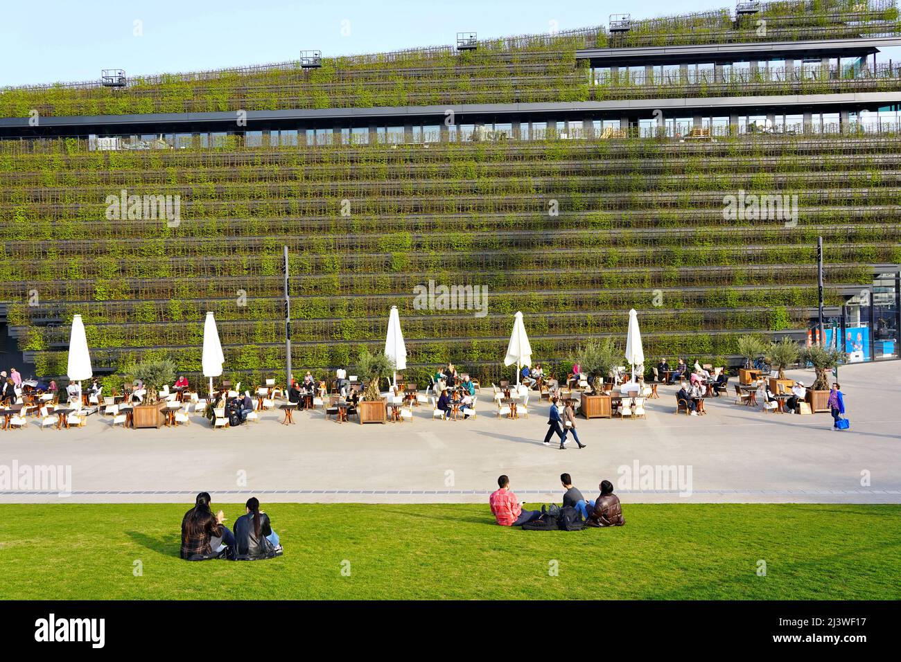 The innovative Kö-Bogen II in downtown Düsseldorf by Ingenhoven ...