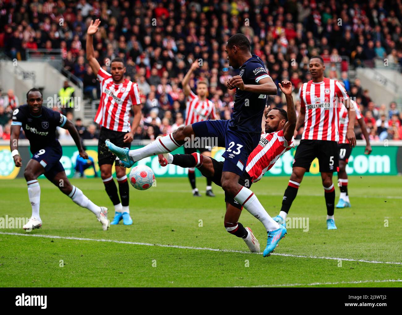 Brentford Community Stadium, London, UK. 10th Apr, 2022. Premier League ...