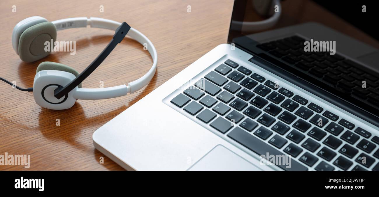 Tech support headset hi-res stock photography and images - Alamy