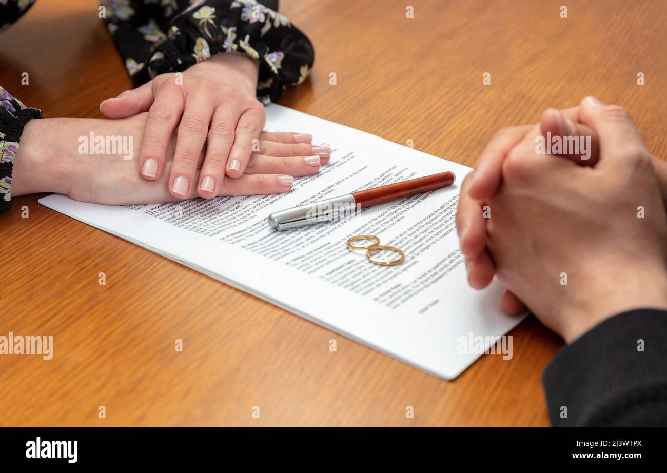 Woman man couple documents hi-res stock photography and images - Alamy