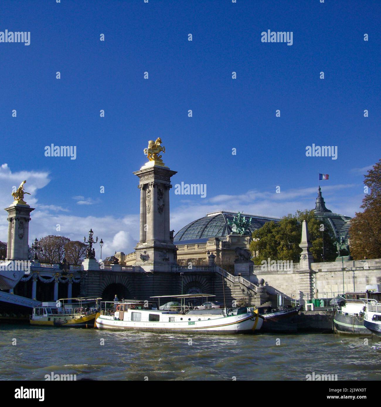 French bridges hi-res stock photography and images - Alamy