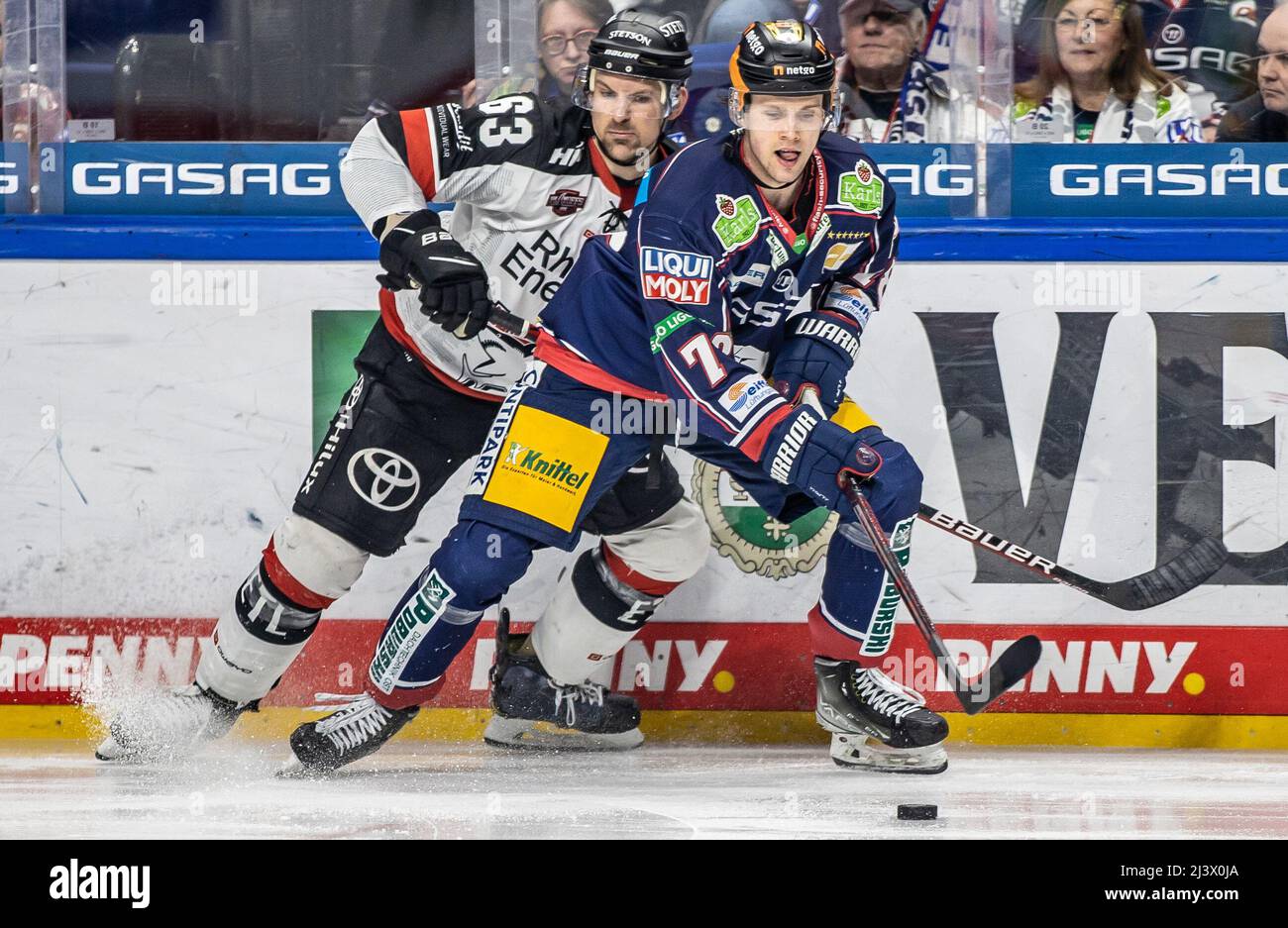 10 April 2022, Berlin: Ice hockey: DEL, Eisbären Berlin - Kölner Haie ...