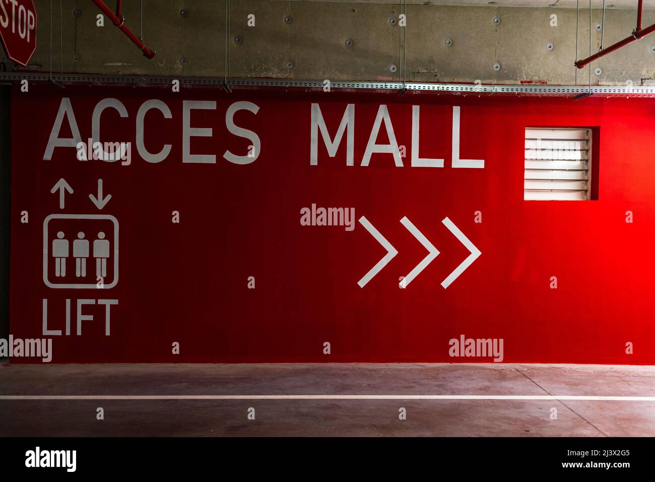 Mall access sign. Underground parking lot sign Stock Photo - Alamy