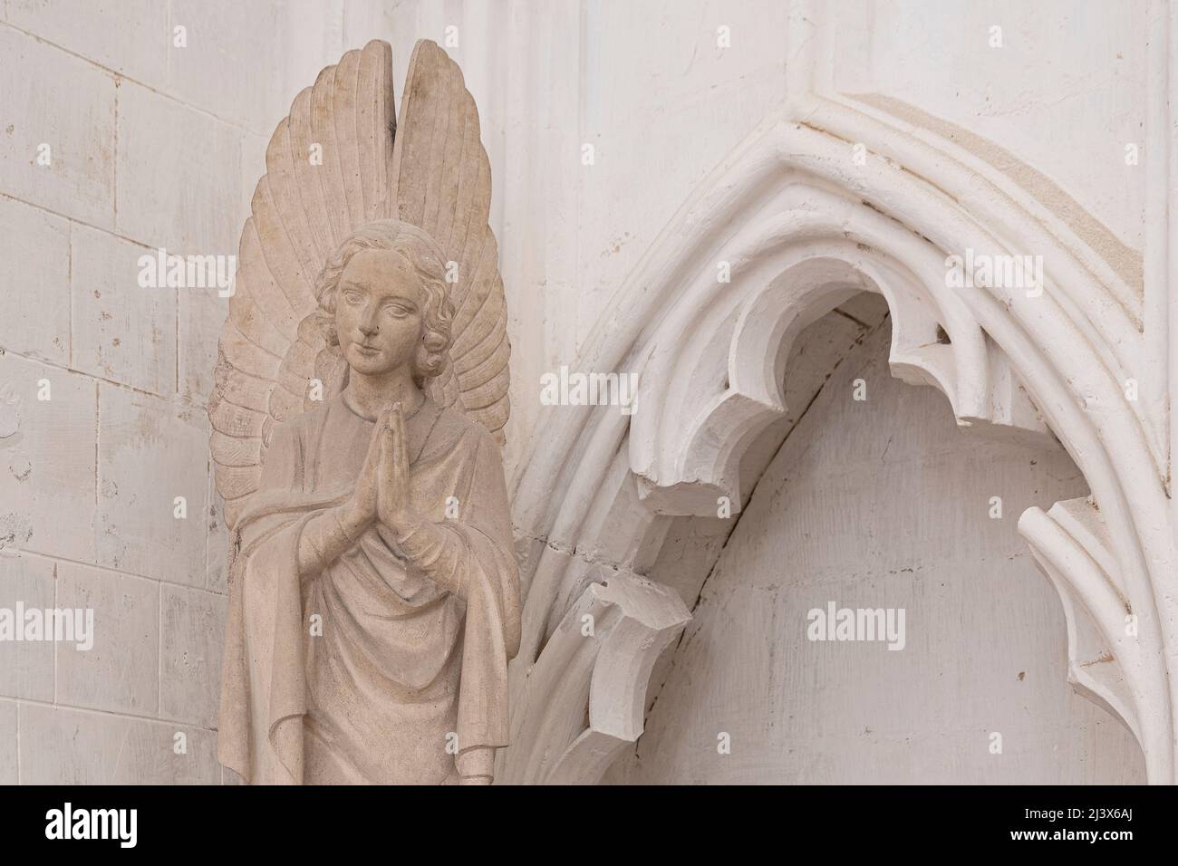 Angel statue church hi-res stock photography and images - Alamy
