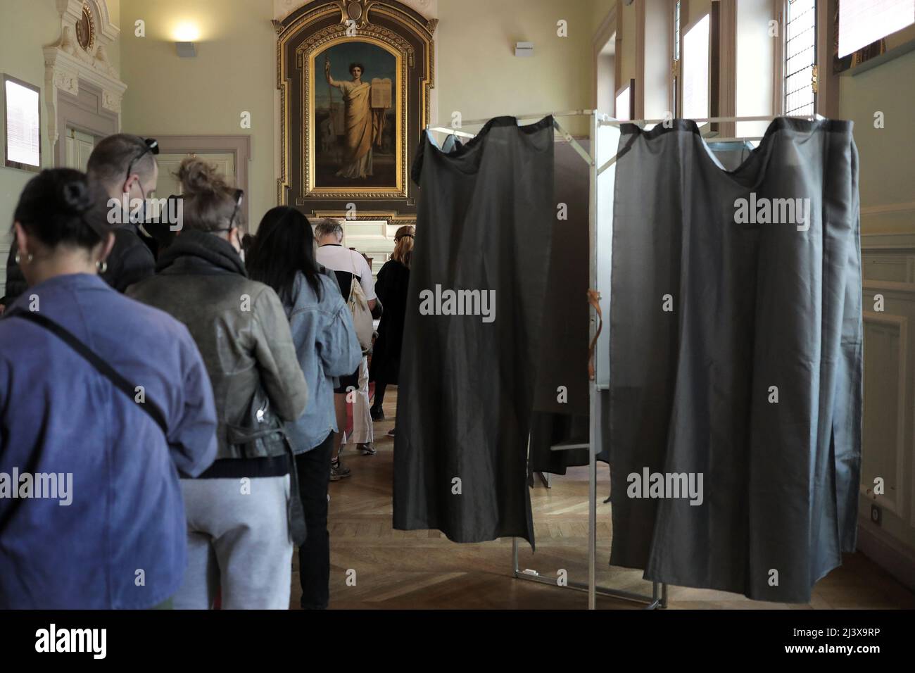 French voting booths hi-res stock photography and images - Alamy