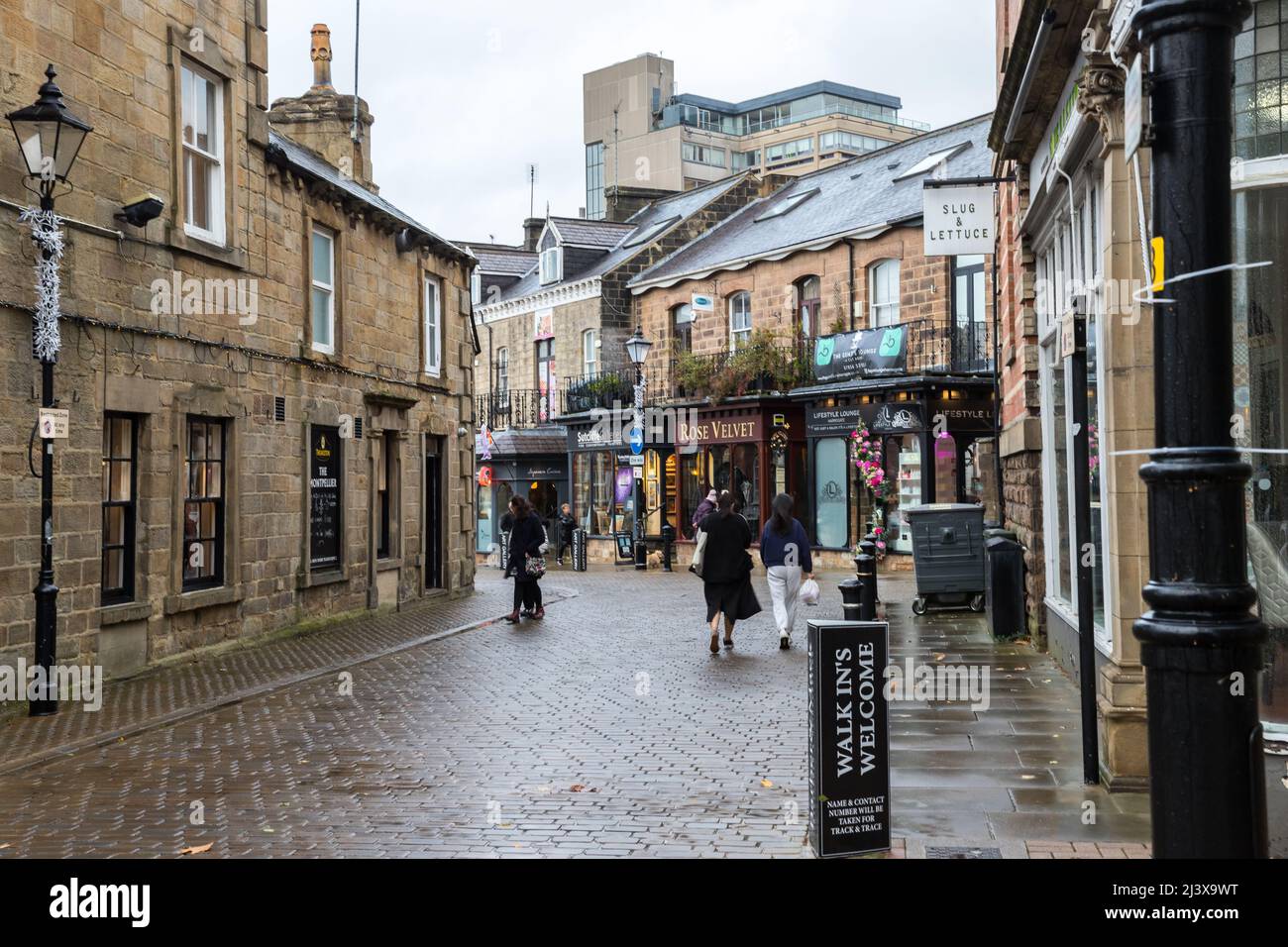 Shopping street in Harrogate Stock Photo - Alamy
