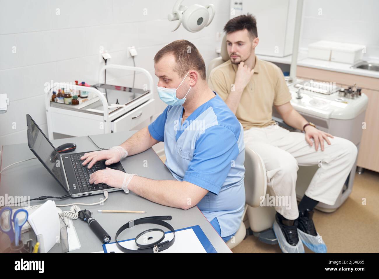 Using medical screen during surgery hi-res stock photography and images ...
