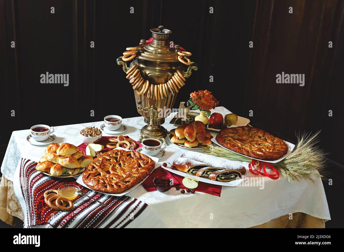 Samovar tea pies hi-res stock photography and images - Alamy