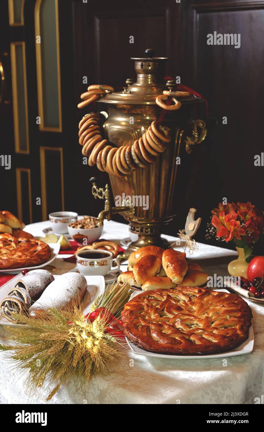 Table tea samovar pies hi-res stock photography and images - Alamy