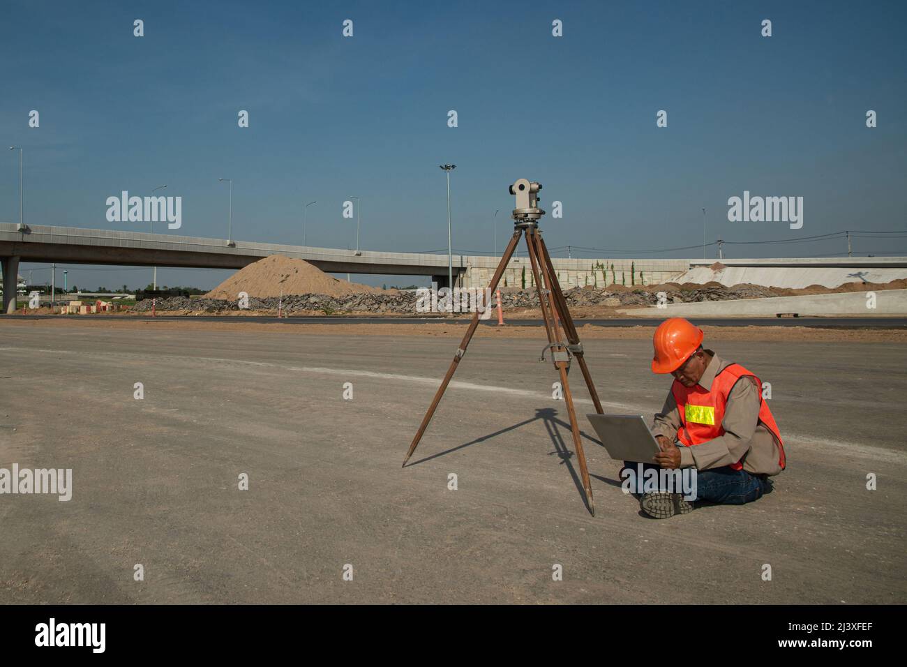 Theodolite computer construction hi-res stock photography and images ...