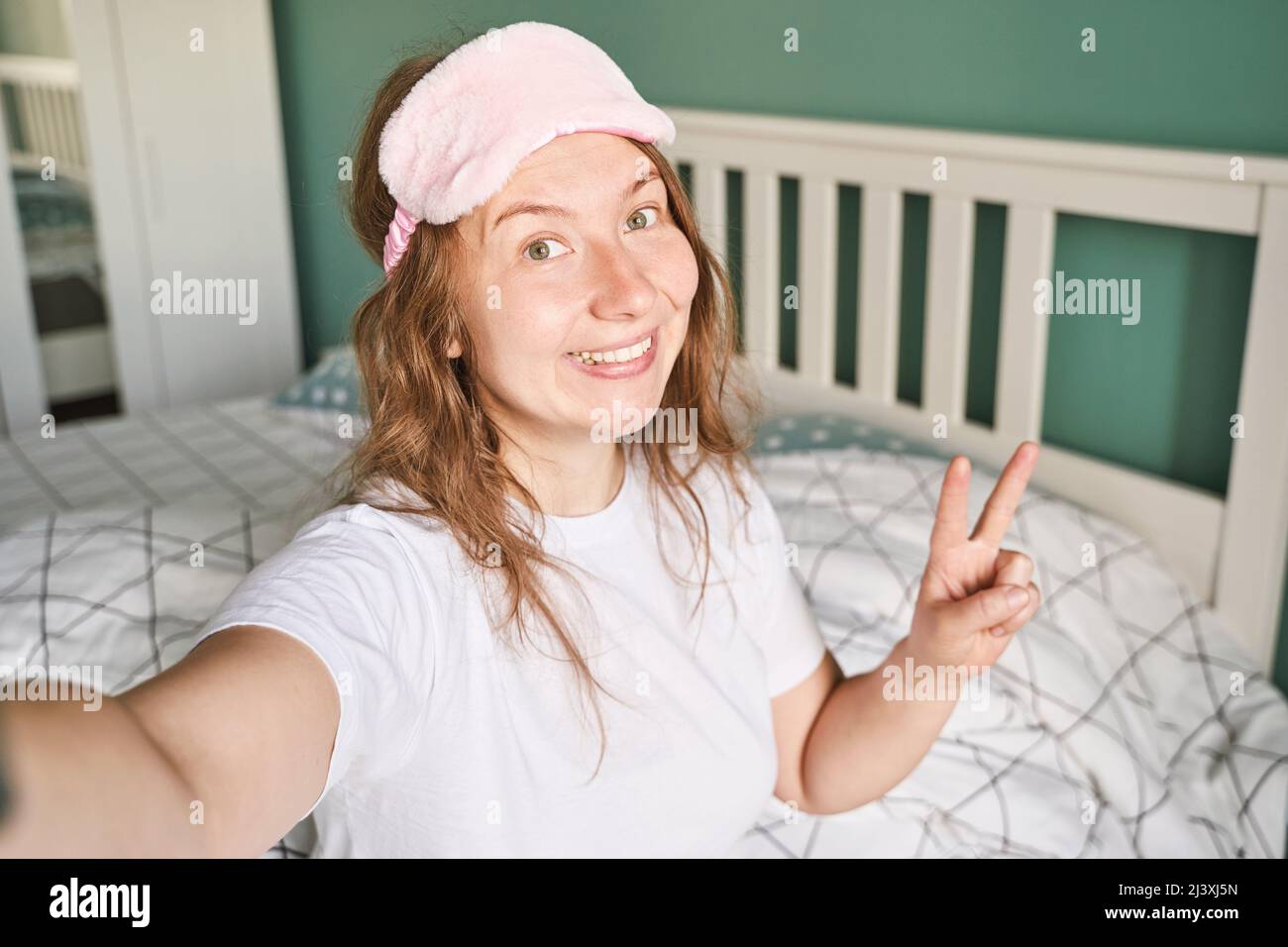Young woman doing self portrait indoors. Home vacation portrait ...
