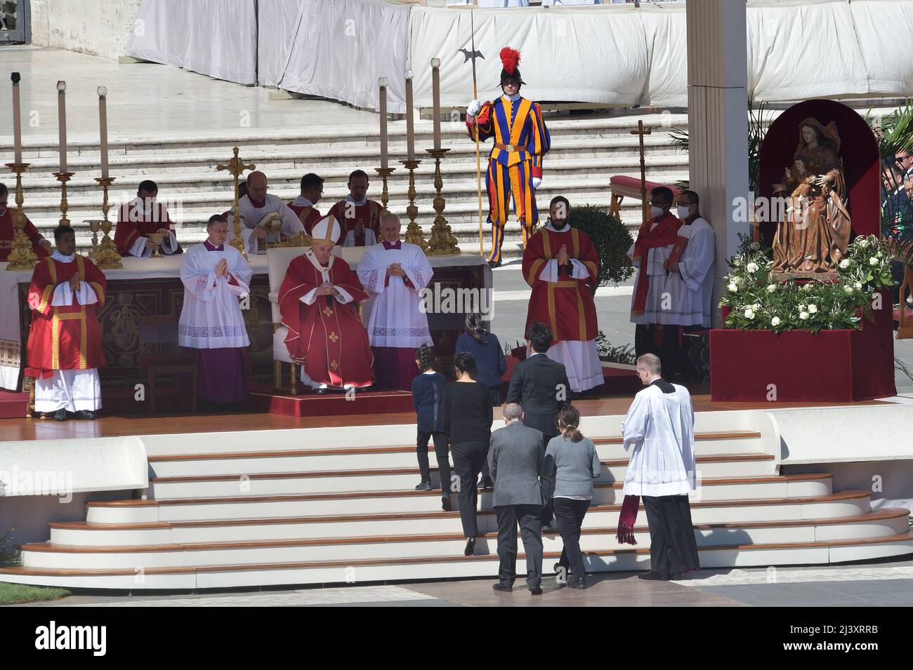 Pope Francis celebrates the Palm Sunday mass in St Peter's square on ...
