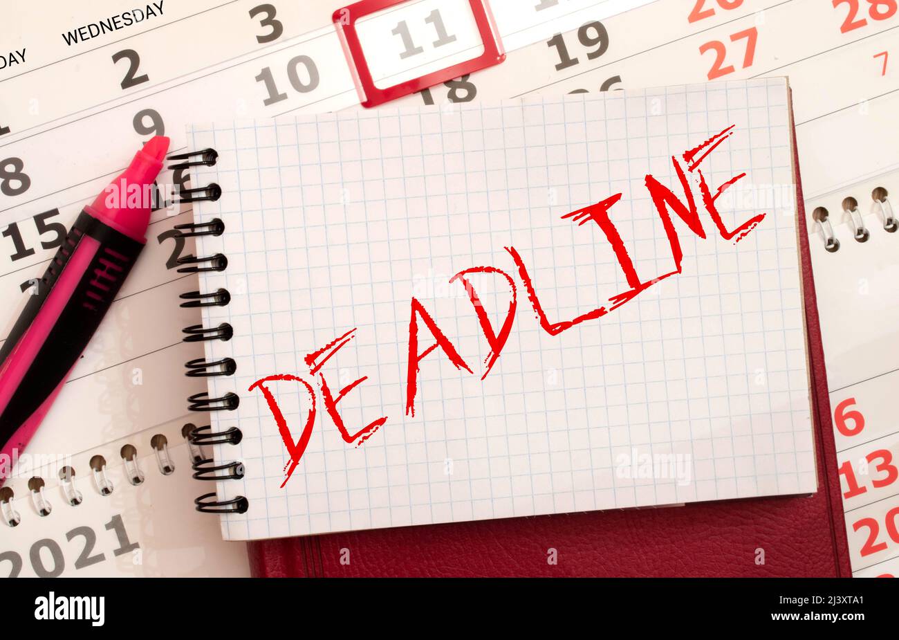 Deadline word written on the calendar Stock Photo - Alamy