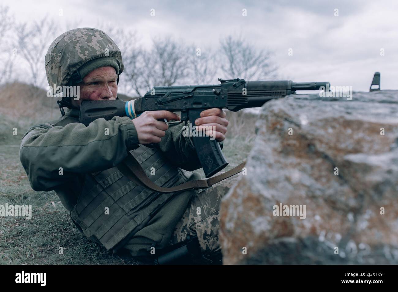 Ukrainian soldier shoots from kalashnikov assault rifle to russian ...