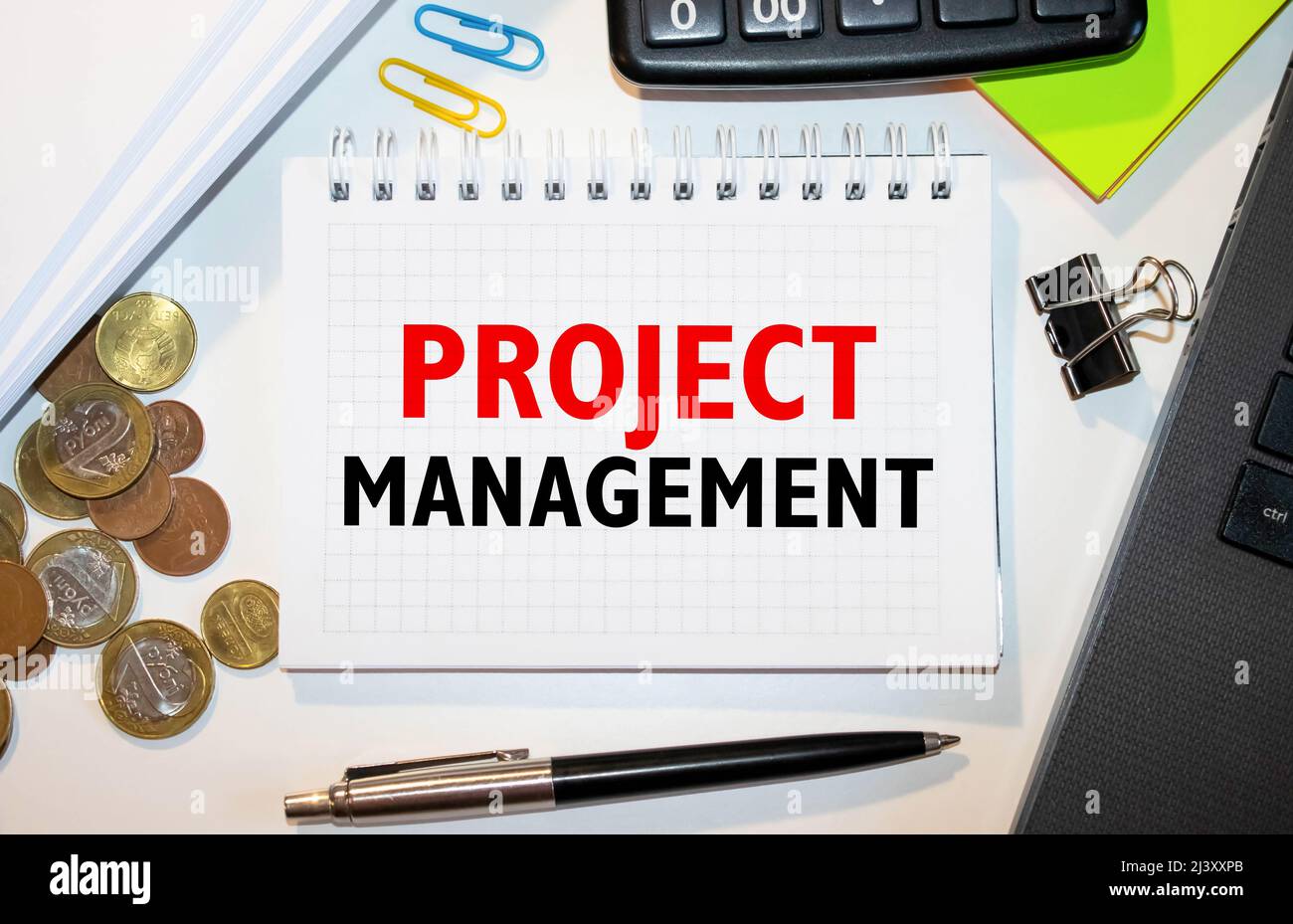Project management memo written on a notebook with pen Stock Photo - Alamy