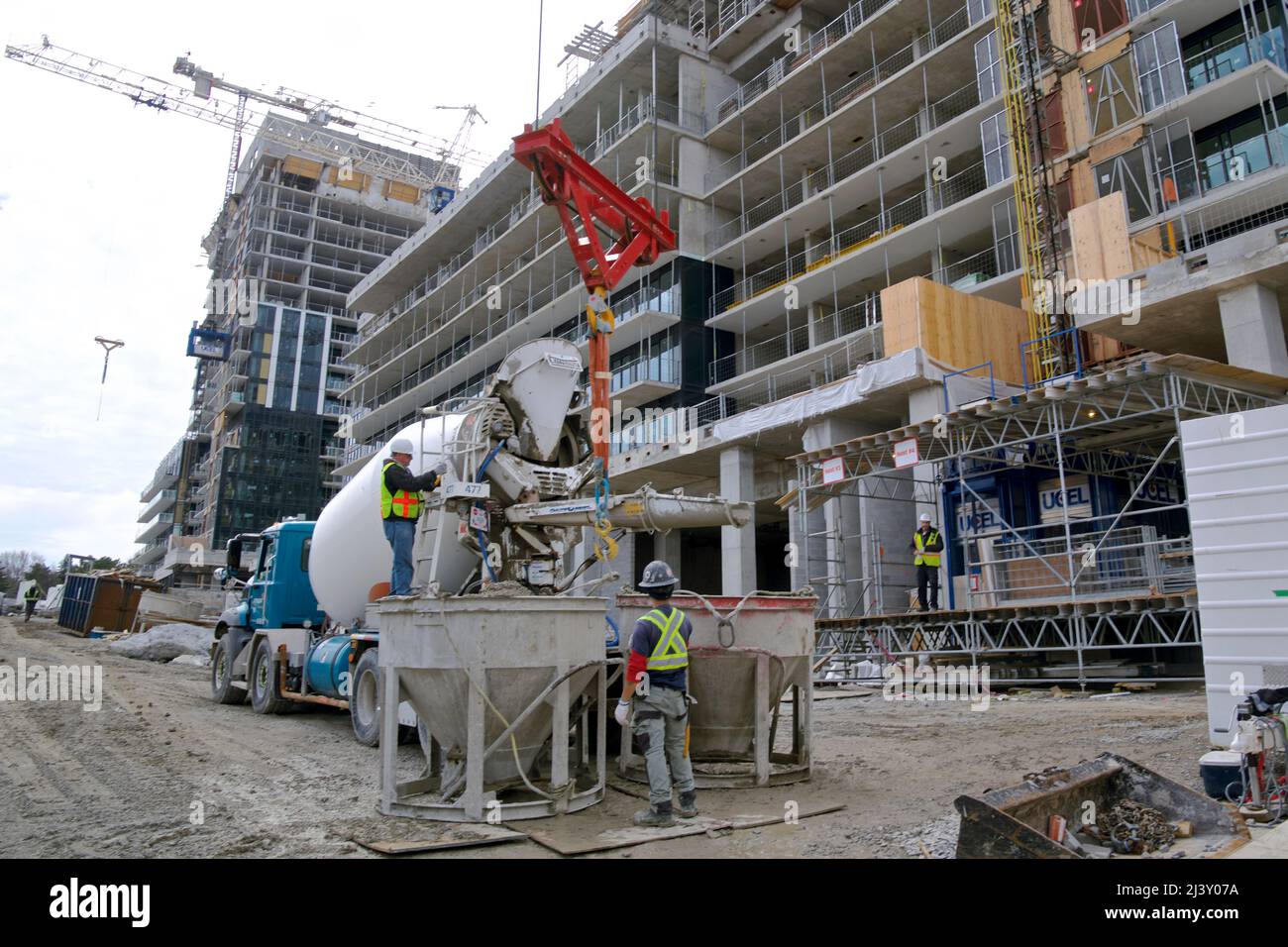 Toronto construction crane hi-res stock photography and images - Alamy