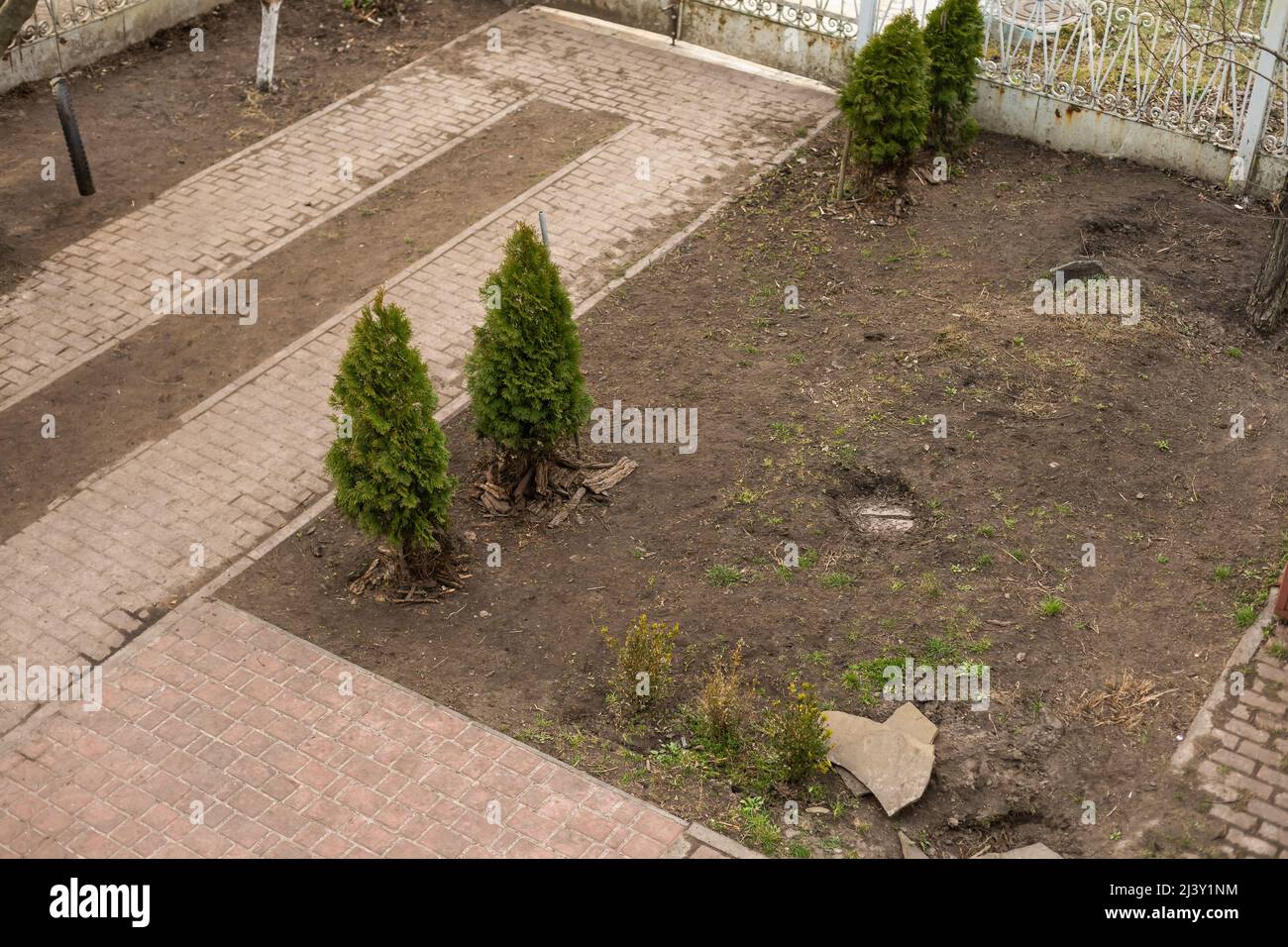 Overgrown cluttered messy Garden example Stock Photo - Alamy