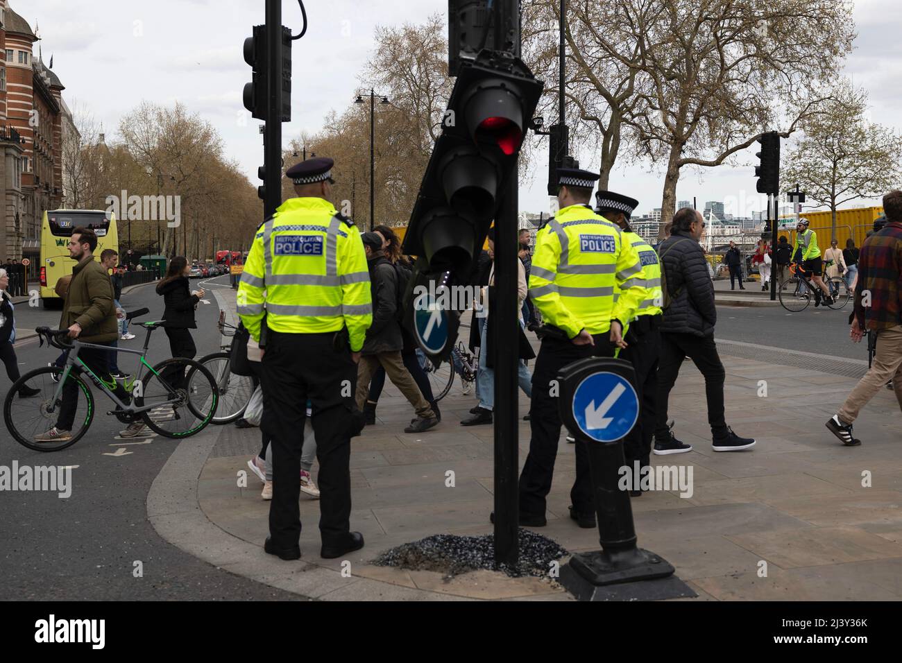 Traffic light damaged hi-res stock photography and images - Alamy