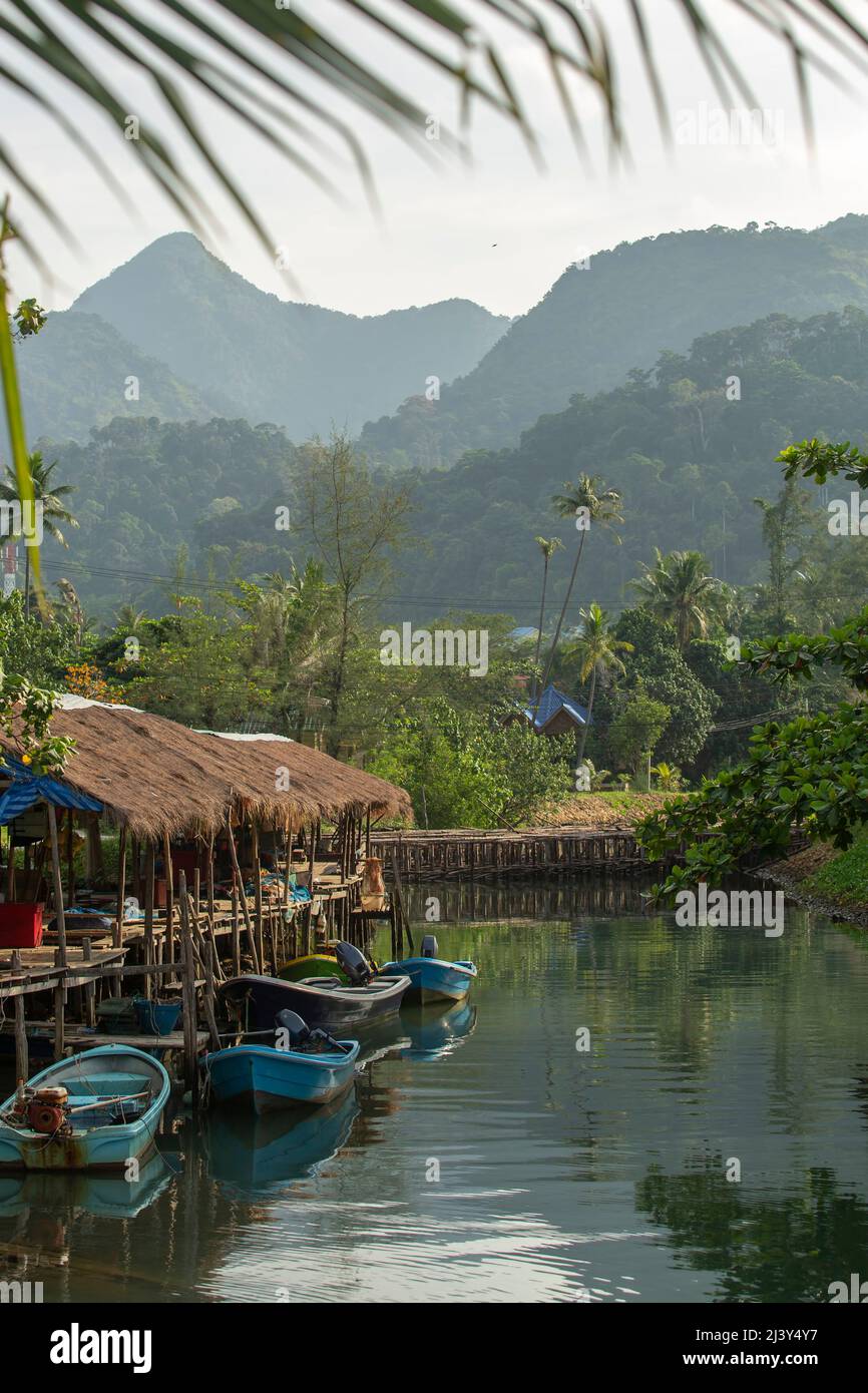 Amazon rainforest village tourist hi-res stock photography and images ...