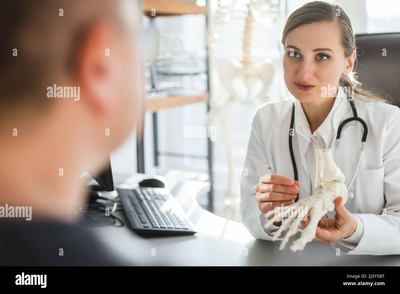 Doctor explaining procedure to patient Stock Photo - Alamy