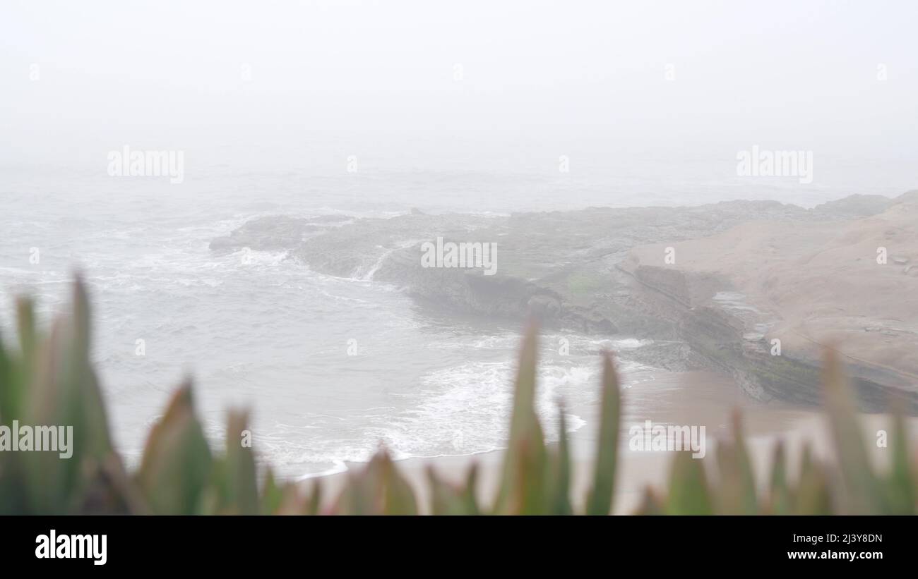 Cinemagraph waves crashing on beach hi-res stock photography and images ...