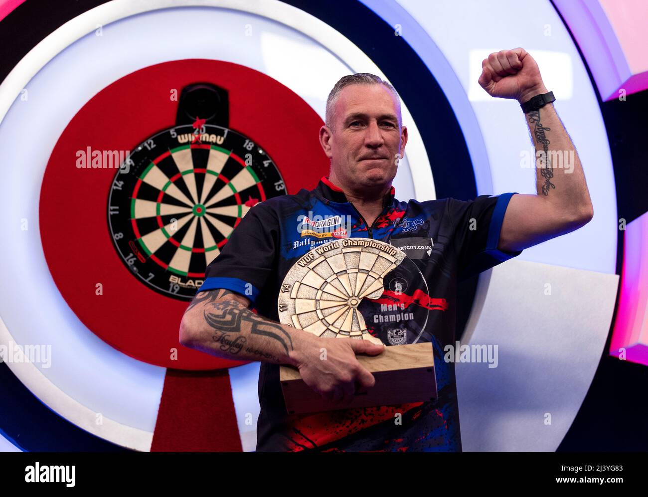 Neil Duff celebrates winning with the trophy in the Men's final in the ...