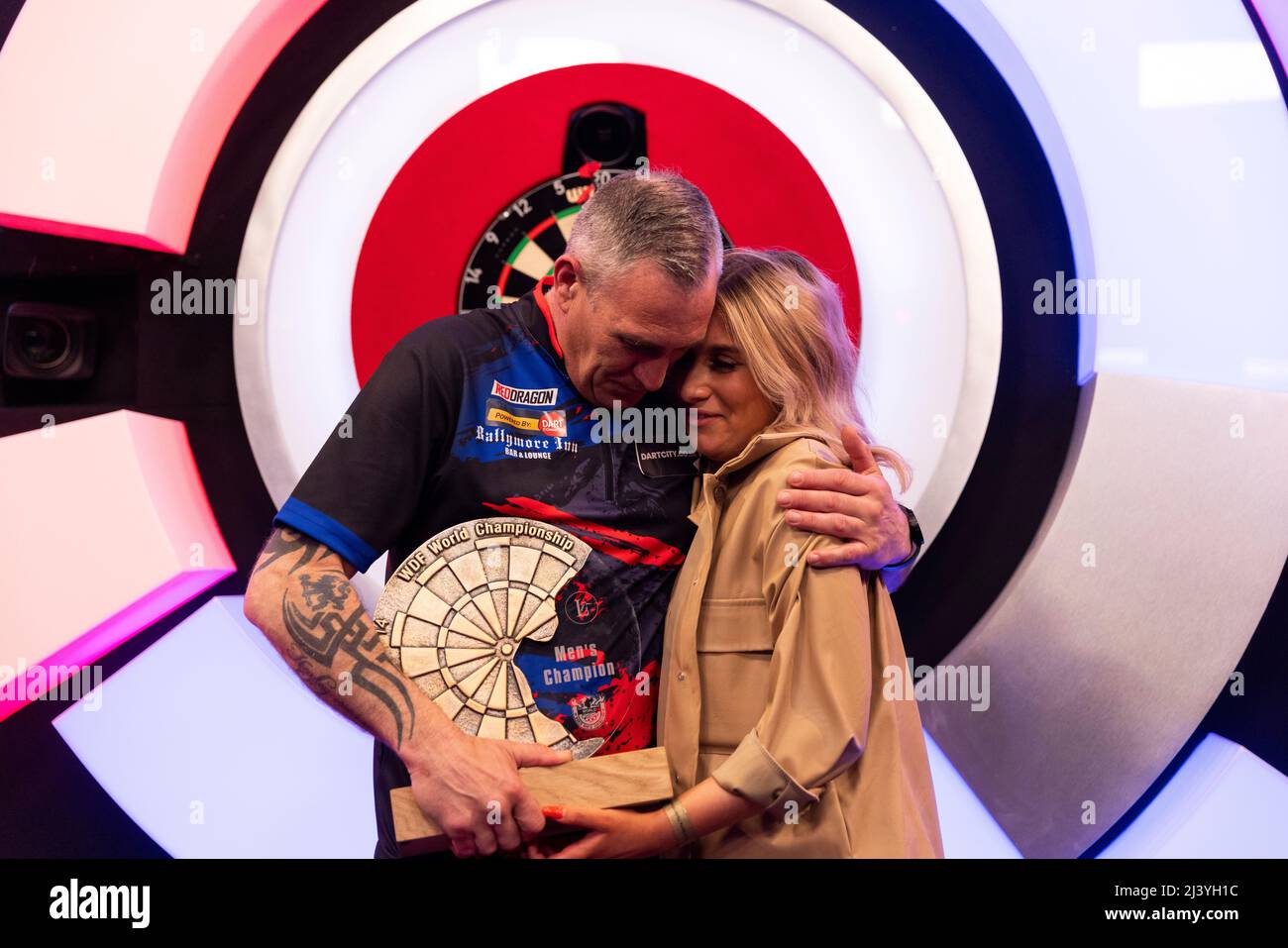Neil Duff celebrates with his daughter and the trophy after the Men's ...