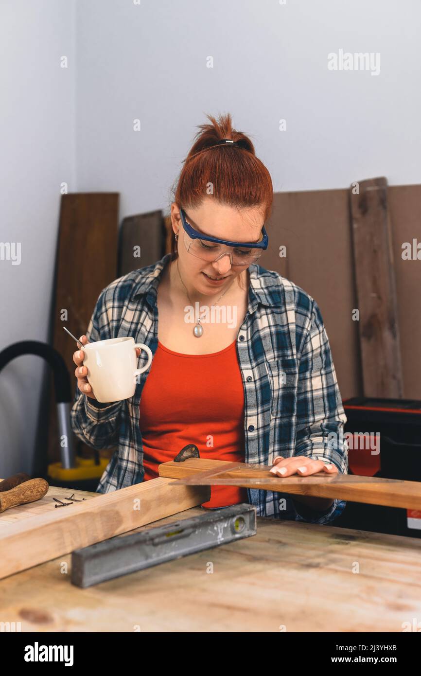 4 hands one pencil hi-res stock photography and images - Alamy