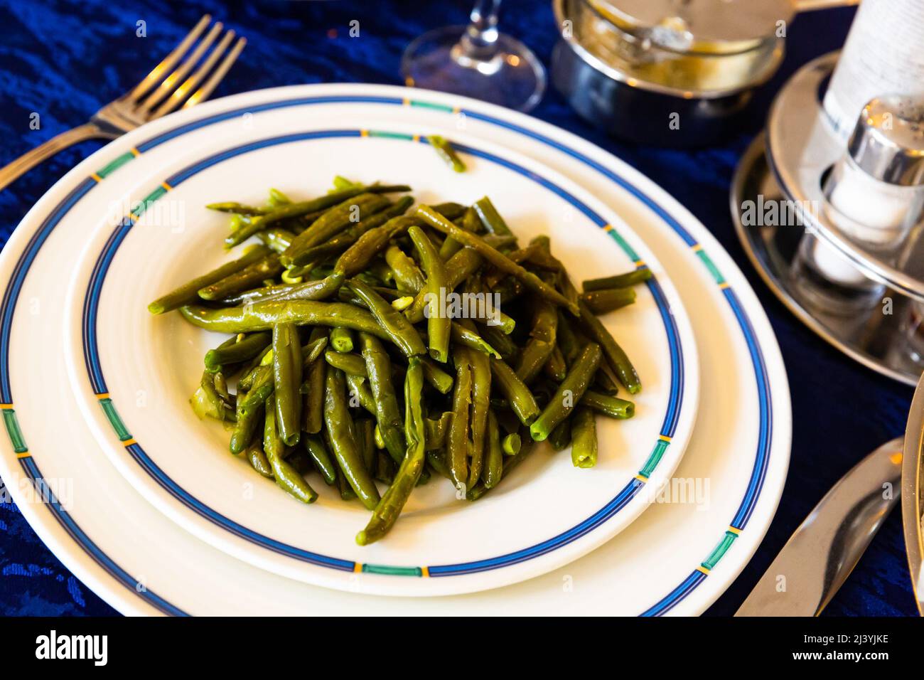 Portion of stewed green beans Stock Photo - Alamy